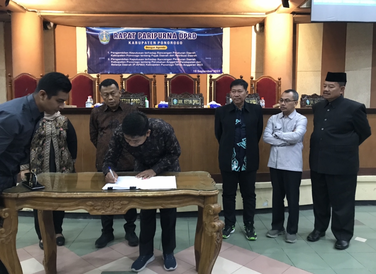DPRD Ponorogo gelar rapat Paripurna mengesahkan RAPERDA PDRD dan RAPERDA P-APBD tahun 2023 ...
